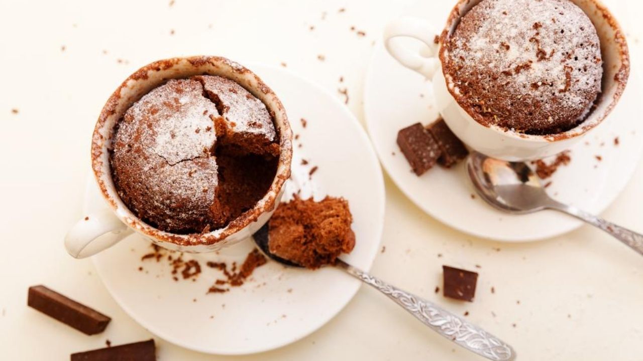 Healthy Flourless Mug Cake Recipe (Ready In 10 Minutes!)